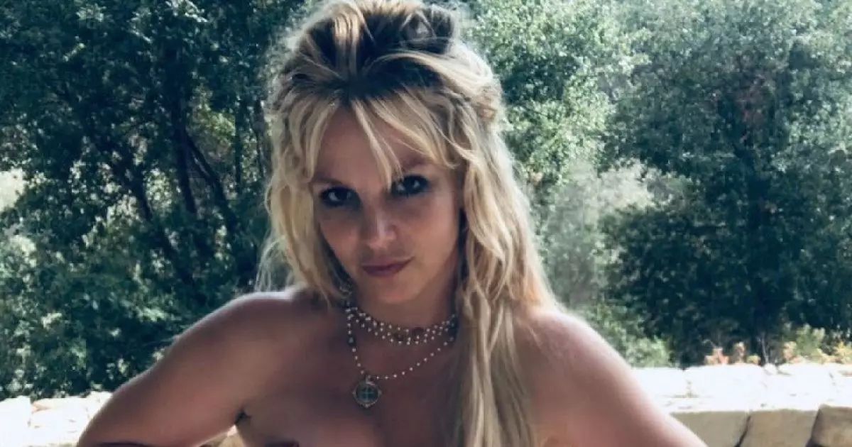 Britney Spears topless mbyll thashethemet për kirurgjinë plastike dhe shtatzëninë