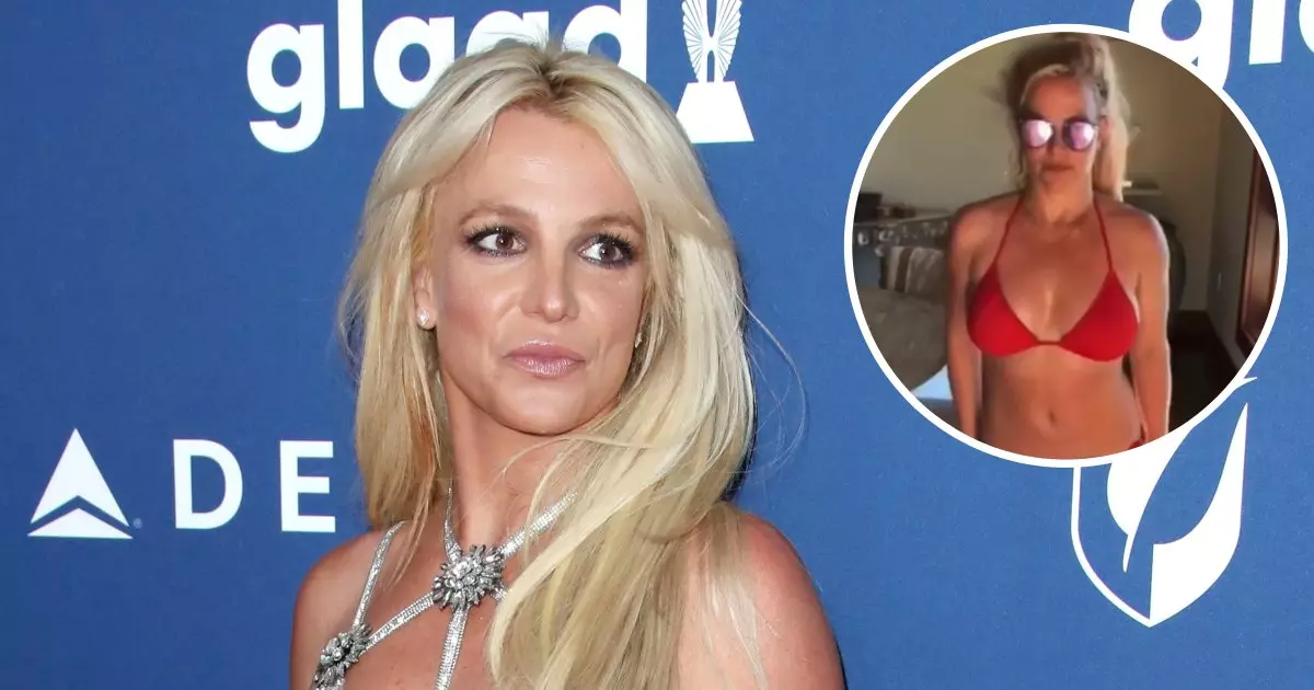 Britney Spears Awọn ipe Jade Paparazzi fun 'Daru' Ara Rẹ ni Awọn fọto