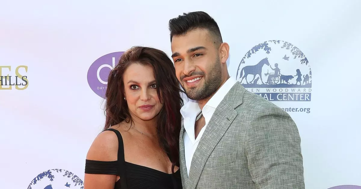 Britney Spears luce un pequeño vestido negro junto a su novio Sam Asghari en los Daytime Beauty Awards