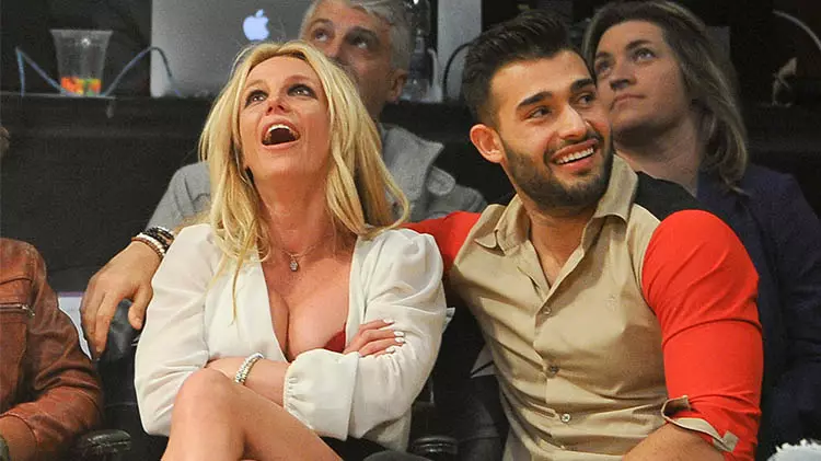 Umukunzi wa Britney Spears Sam Asghari Asangira Video nziza yo Kwubaha Mugihe cyo Kuvura Ubuzima