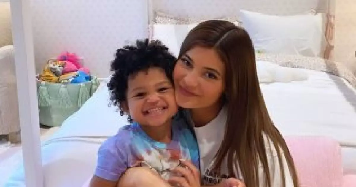 Maglibot sa Kardashian-Jenner Kids' Bedrooms: Tingnan ang Mga Larawan!