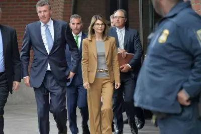 Lori Loughlin ruskeassa puvussa tuomioistuimessa