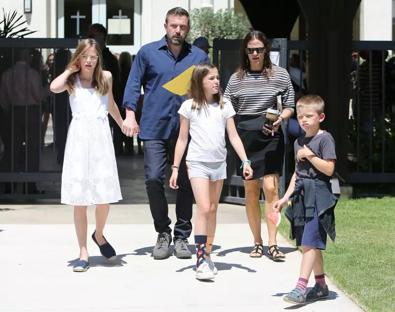 Ben Affleck se reúne con Jennifer Garner en la graduación de su hija después de que Jennifer Lopez PDA