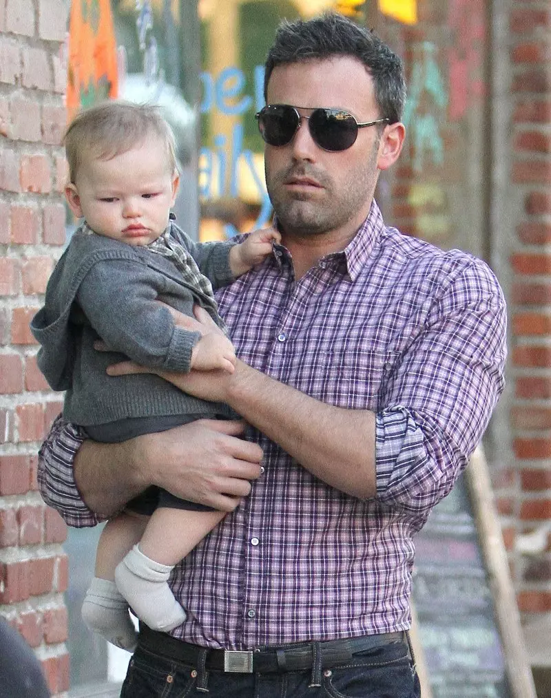 Baby vun der Famill! Dem Ben Affleck an dem Jennifer Garner säi Jong Samuel huet e puer Erwuessen ze maachen