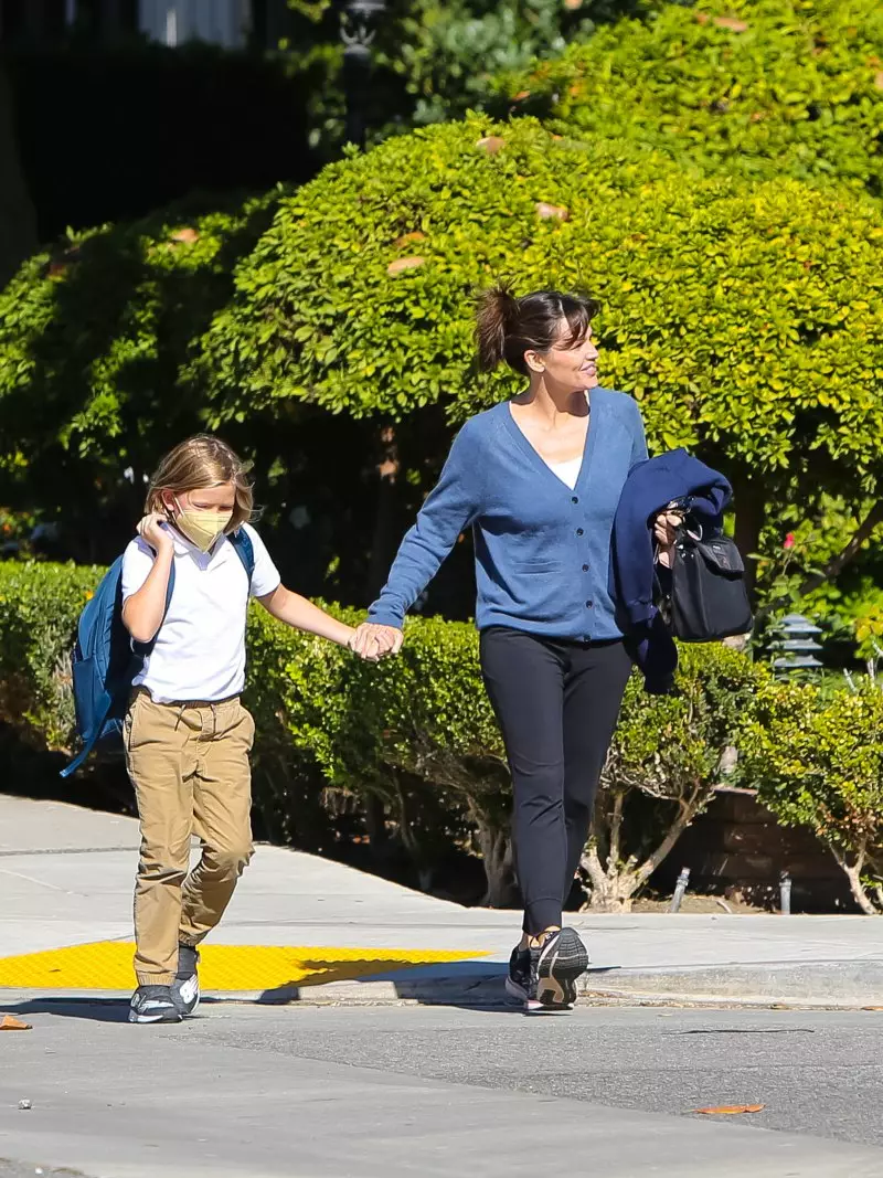 Jennifer Garner nắm tay con trai Samuel