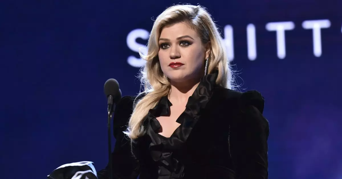 Kelly Clarkson, Brandon Blackstock Boşanması Arasında Həyatının "zibillik" olduğunu deyir