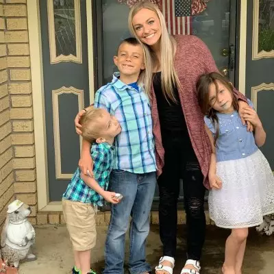 Teen Mom OG Star Mackenzie McKee pleatst famyljefoto sûnder man Josh