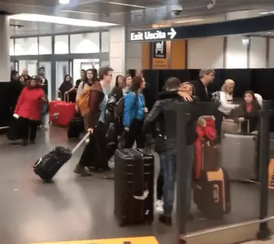 Joe Giudice Memeluk Putri di Bandara Italia