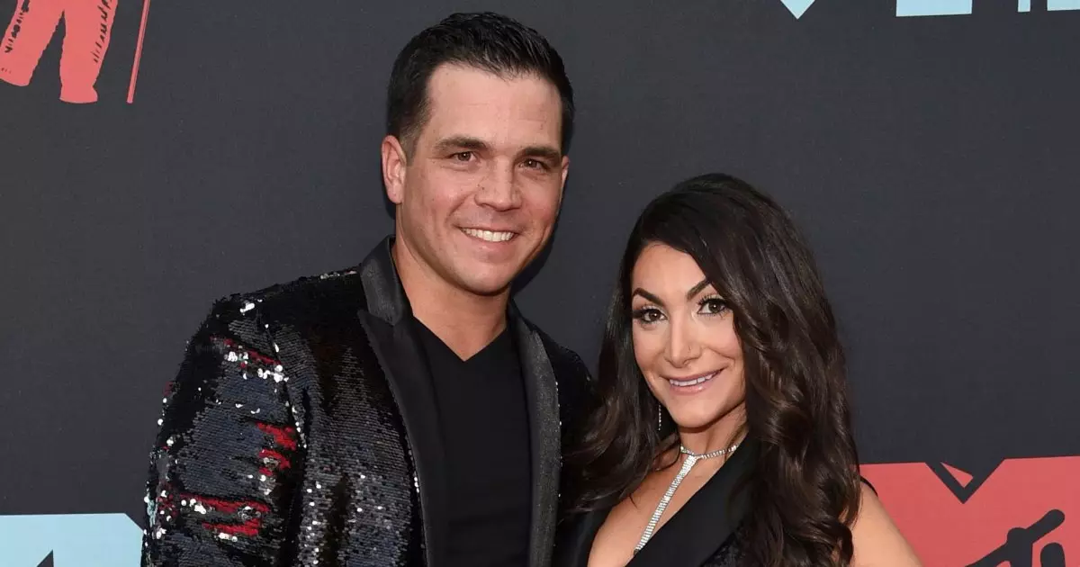 Teaghlaigh de 4! Laistigh de Jersey Shore’s Deena agus Chris’s Life With 2 Kids