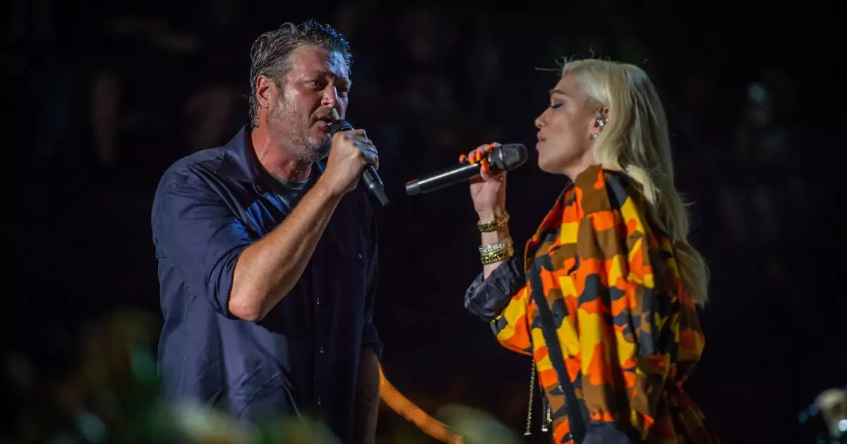 Gwen Stefani və Blake Shelton birlikdə ifa edərkən buxarlı öpüşü paylaşırlar