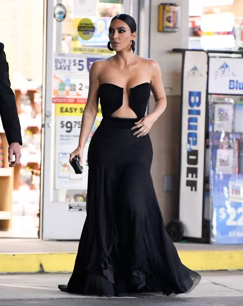 PREMIUM EKSKLUZIVNO: Kim Kardashian je po prihodu s poroke Paris Hiltons videti v trgovini s priročno uporabo v obleki Ricka Owensa z dodatki Balenciaga.