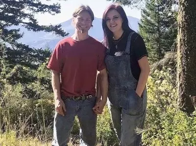 Li ofisyèl Alaskan Bush Peoples Bear Brown marye Raiven Adams