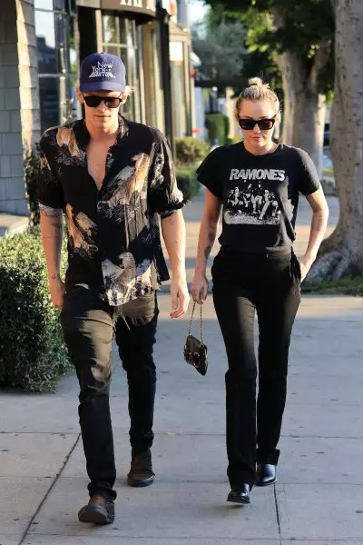 Miley Cyrus Promenante Kun Cody Simpson en Okcidenta Holivudo