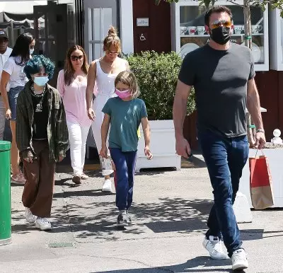 Jennifer Lopez en Ben Affleck op pad, Brentwood Country Mart, Los Angeles, Californië, VS - 09 juli 2021