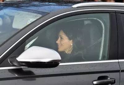 Meghan Markle kjører i en bil