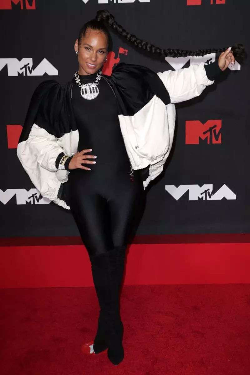 Paixón pola moda! O que levaron as túas estrelas favoritas aos VMA de 2021: fotos da alfombra vermella