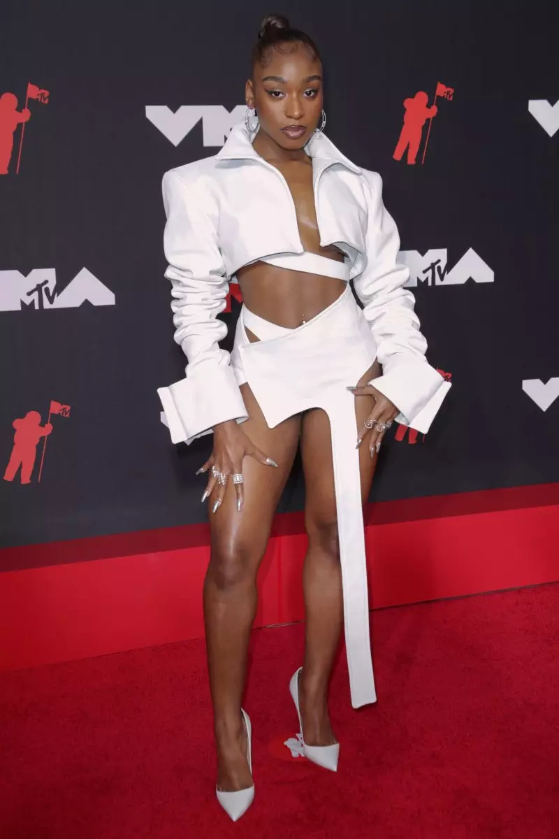 Paixón pola moda! O que levaron as túas estrelas favoritas aos VMA de 2021: fotos da alfombra vermella