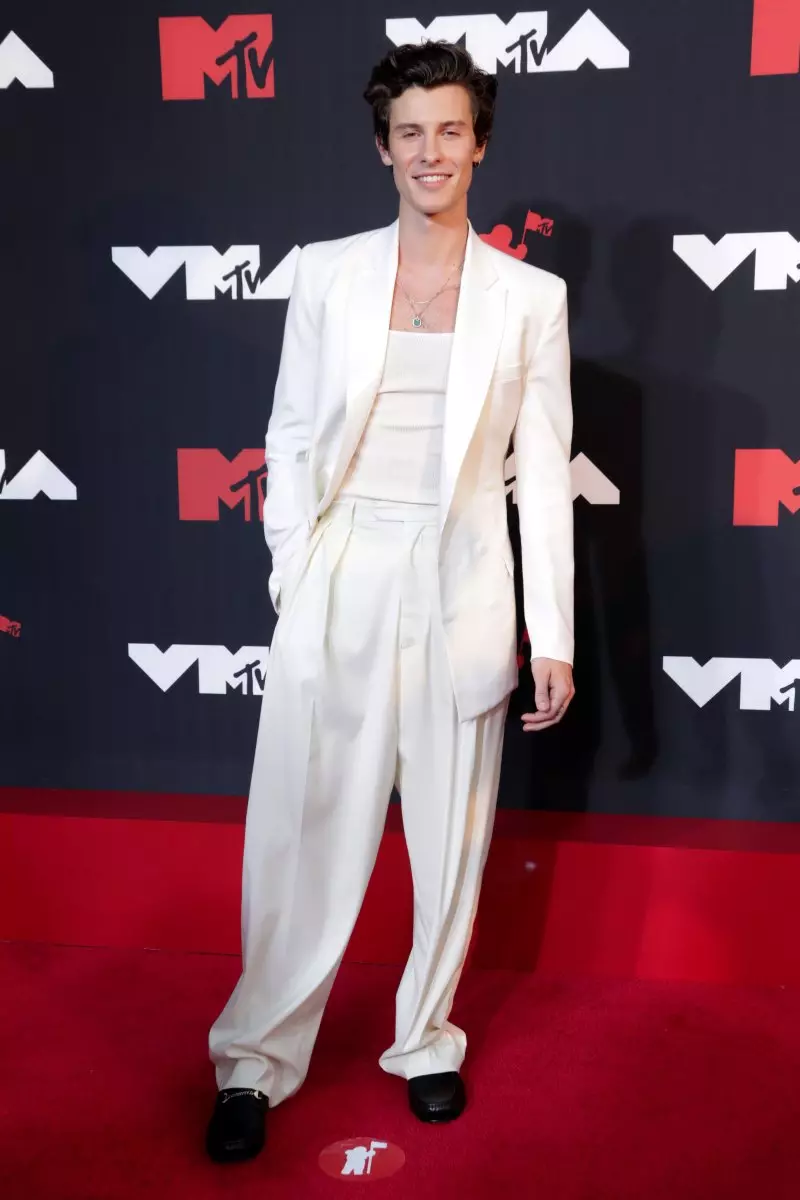 Paixón pola moda! O que levaron as túas estrelas favoritas aos VMA de 2021: fotos da alfombra vermella