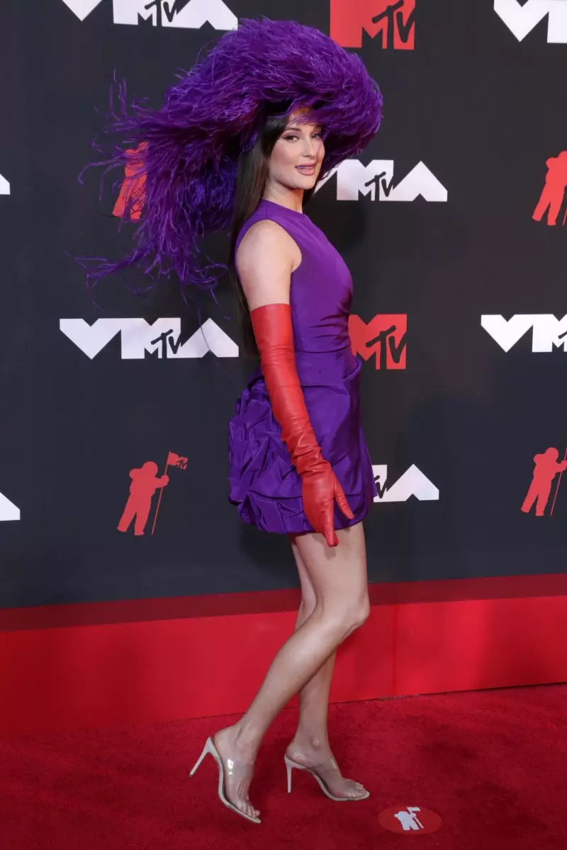 Paixón pola moda! O que levaron as túas estrelas favoritas aos VMA de 2021: fotos da alfombra vermella