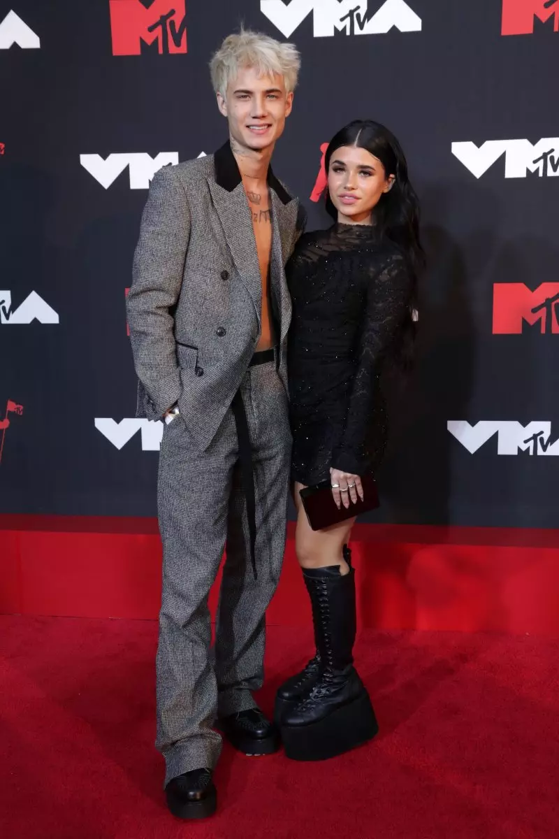 Paixón pola moda! O que levaron as túas estrelas favoritas aos VMA de 2021: fotos da alfombra vermella