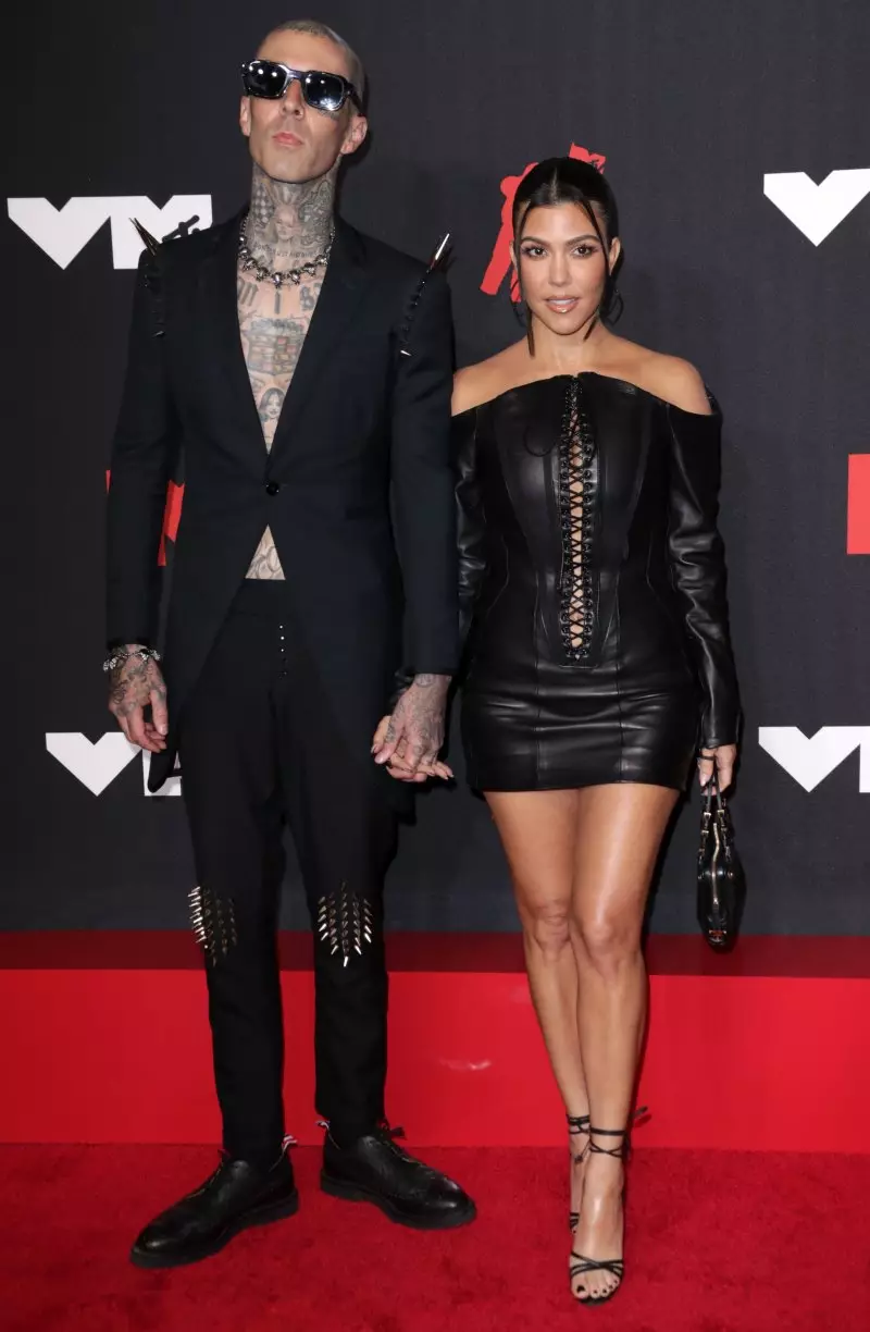 Kourtney Kardashian Travis Barker قىزىل گىلەم PDA 2021 MTV VMAs