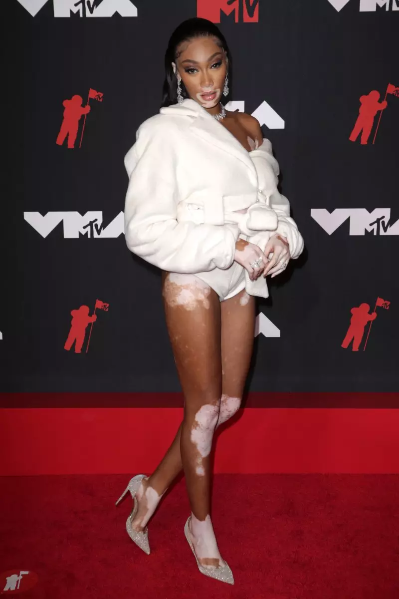 Paixón pola moda! O que levaron as túas estrelas favoritas aos VMA de 2021: fotos da alfombra vermella