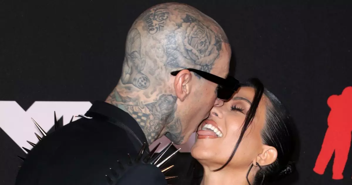 Kourtney Kardashian naTravis Barker Tongue Kiss pa2021 VMAs: Mapikicha