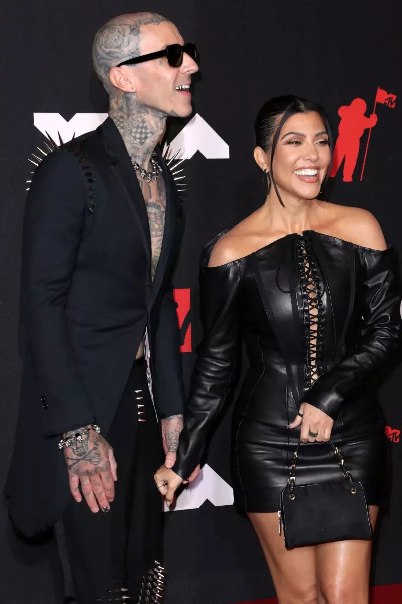 Kourtney Kardashian Travis Barker Tapis rouge PDA 2021 MTV VMA 3