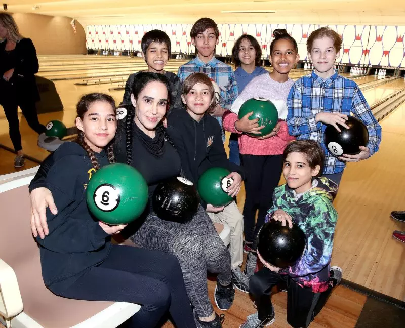 Octomom Nadya Suleman tổ chức sinh nhật lần thứ 13 cho các con của cô ấy tại Bowling Alley và Park 11