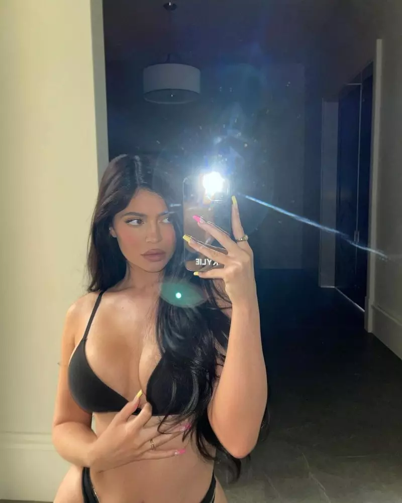 Kylie-Jenner-flaunts-cleavage-black-bra-ig