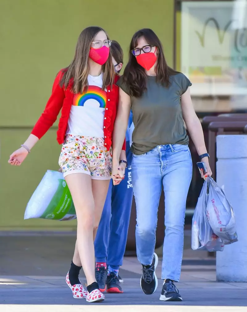 Jennifer Garner y su hija Violet se están hermanando en una excursión de madre e hija