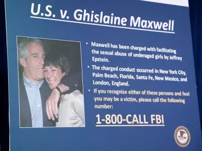 新聞發布會上使用的帶有 Ghislaine Maxwell 和 Jeffrey Epstein 信息的照片板