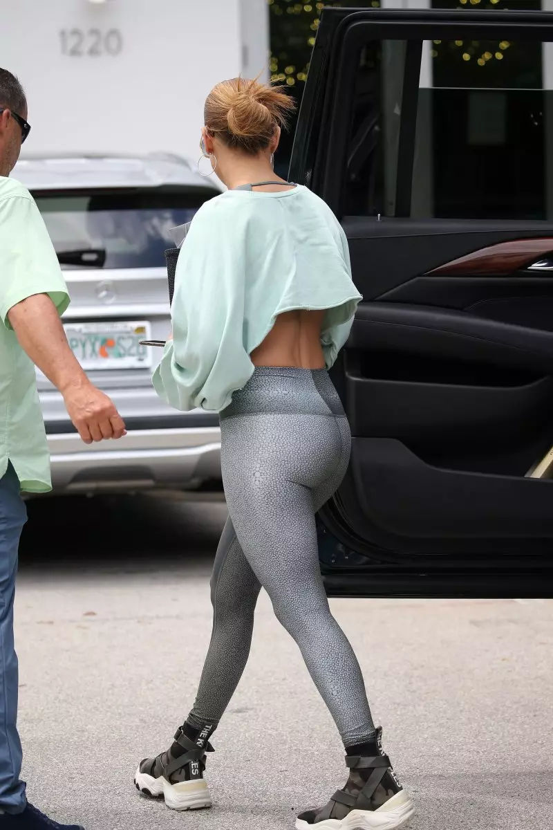 Jennifer Lopez vesh Crop Top në Miami, Ben Affleck qëndron në L.A. 2