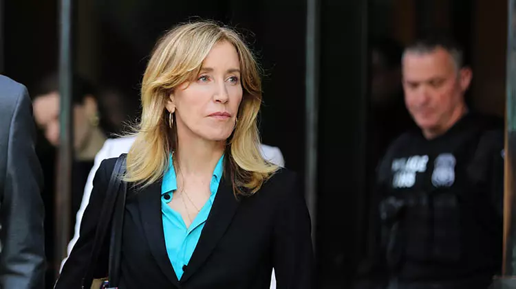 Felicity Huffman declárase culpable do escándalo de estafa de admisión á universidade: "Estou avergoñada"