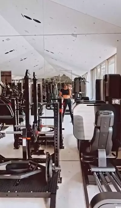 Khloe Kardashian Fihan Toned Abs Lẹhin Tristan Thompson Pipin