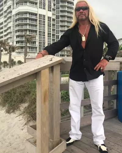 duane dog chapman stående på ett däck på stranden