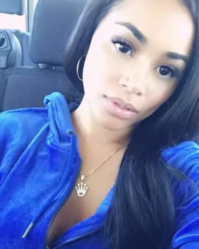 Η Lauren London φοράει μπλε φόρμα