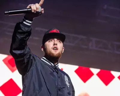 Mac Miller en el escenario con un micrófono