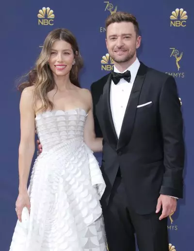 Justin Timberlake öltönyt visel Jessica Biellel fehér ruhában