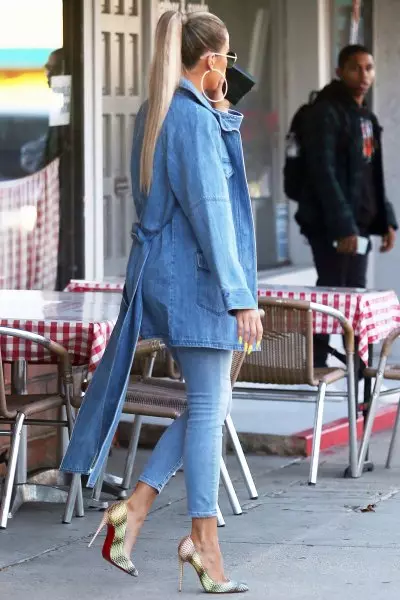 Khloe Kardashian Syuting KUWTK dalam Pakaian Boneka Denimnya Tristan Thompson Pingsan Atas Khloe Kardashians Foto Boneka Denim Seksi Baru