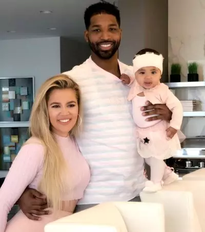 Khloe Kardashian Tristan Thompson iyo ilmaha True Tristan Thompson ayaa ku dhaartay Khloe Kardashians sawir cusub oo Denim ah