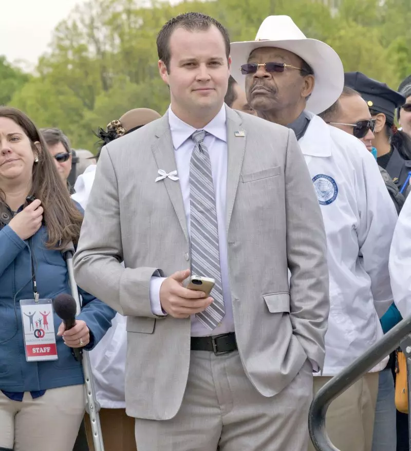 Josh Duggar anholdt, mens han blev holdt uden binding