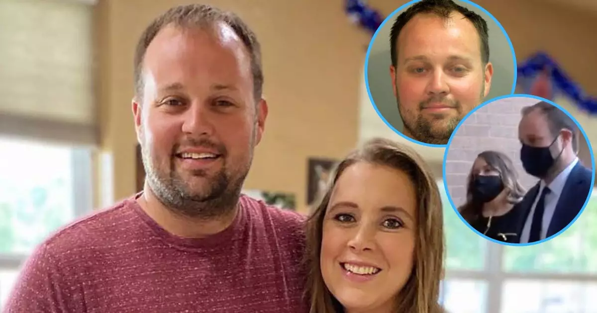 Josh Duggar ja abikaasa Anna Duggar hoiavad käest kinni, kui tema lasteporno kohtuprotsess algab