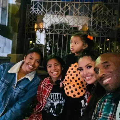 Vanessa Bryant con Kobe y sus hijos