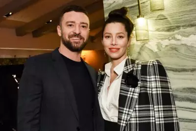 Jessica Biel bär pläd med Justin Timberlake i svart