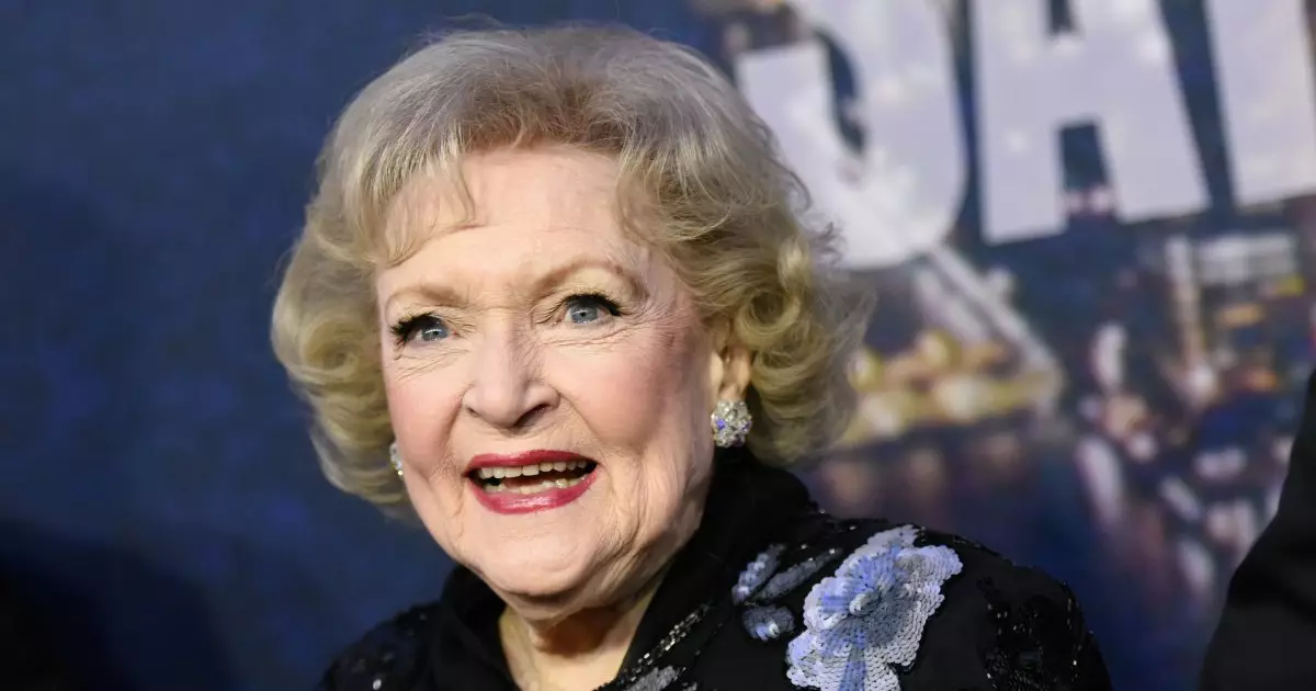 Aktris tercinta sareng ikon Hollywood Betty White maot dina yuswa 99