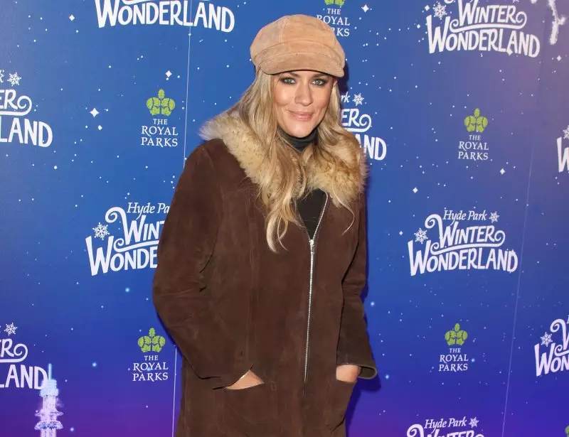 Caroline Flack Sanye da Coat akan Jan Kafet