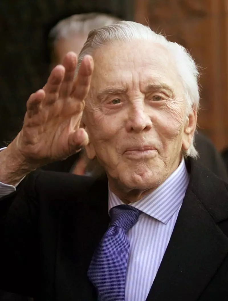 Kirk Douglas ໂບກມື