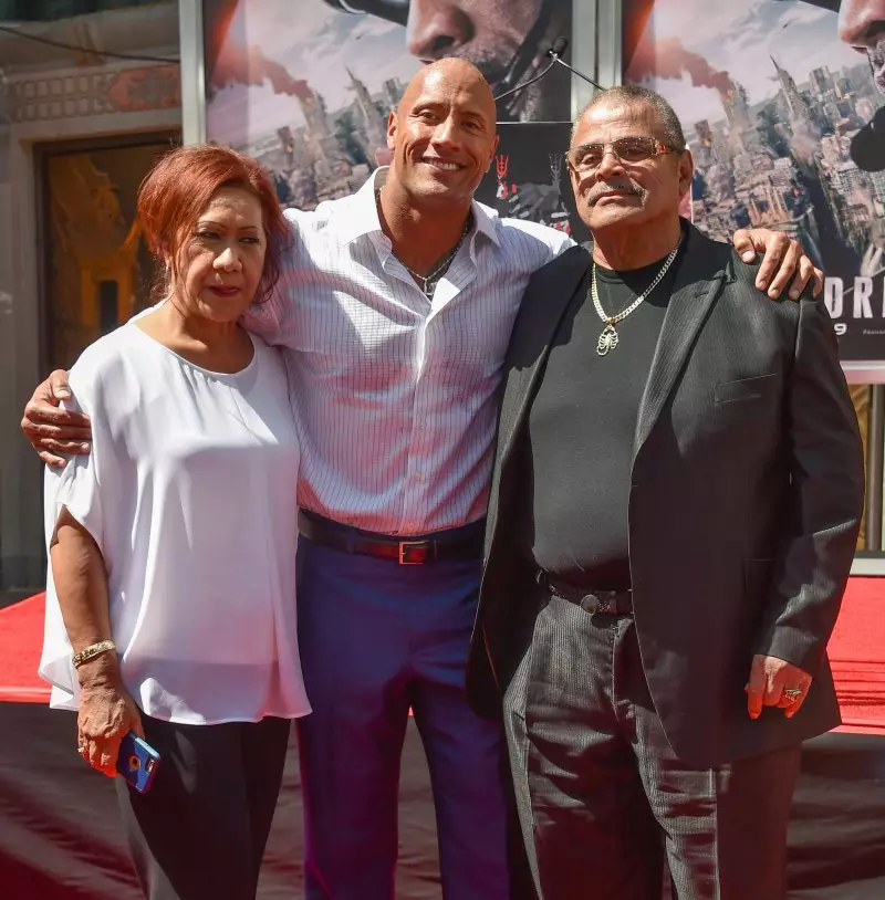 Ata, Dwyane og Rocky Johnson poserer sammen