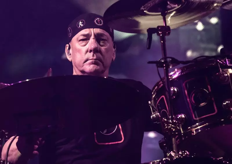 Neil Peart Yana Yin Wasa Tare da Rush a cikin Concert